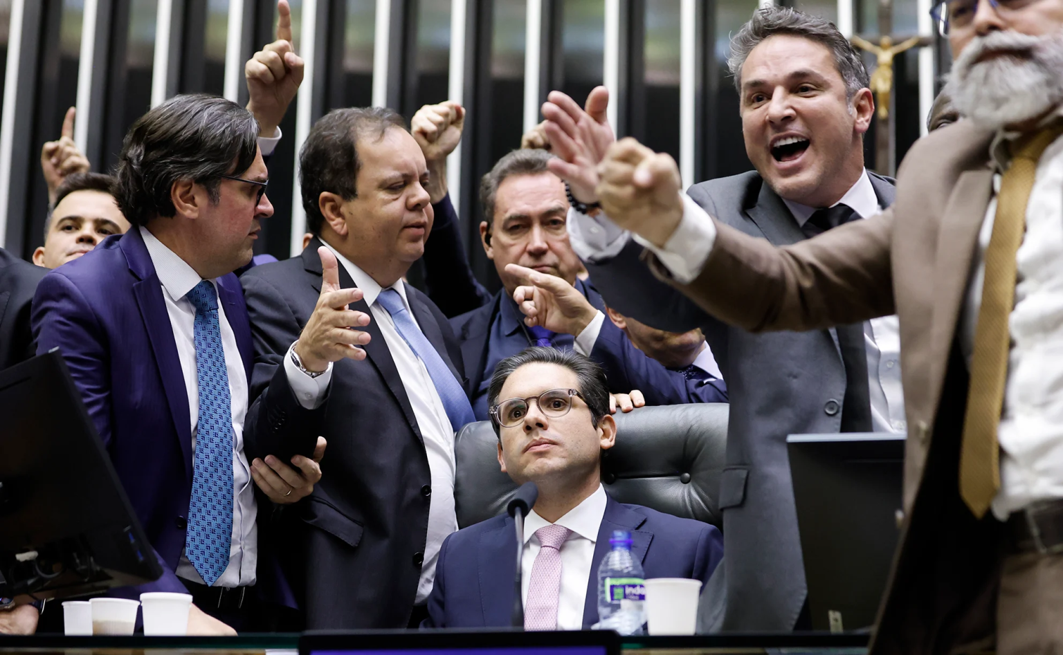 Hugo Motta “falhou miseravelmente” contra motim bolsonarista, diz Estadão - Raimundo Borges ...