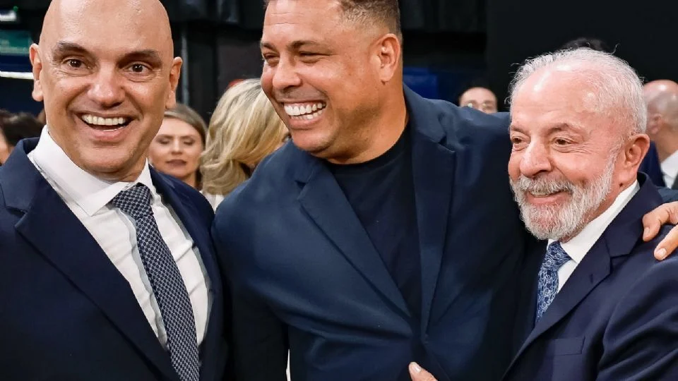 Lula posa com Moraes e "Fenômeno": "a tua vitória, Alexandre, é a vitória da democracia ...